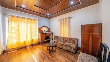 Quarto Quádruplo Familiar | Sala de estar | Televisor de 30 polegadas com canais via satélite