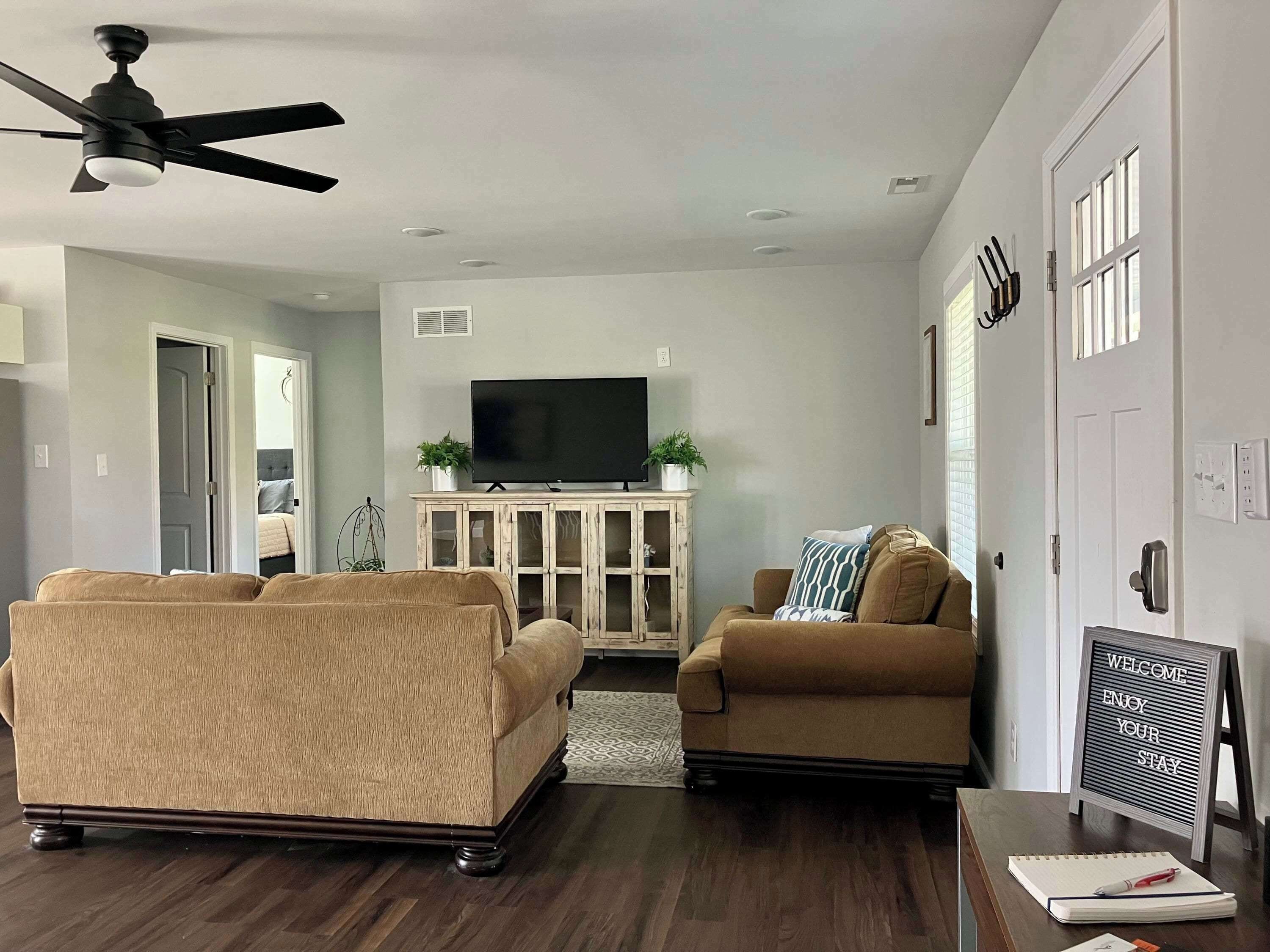 Casa Alegre | Wifi, Spacious Stay Near Rrg & Shops  Great For Large Groups, Remote Work & Hiking - Big Backyard & Fire Pit - Across The Street From Kroger. - Irvine, KY