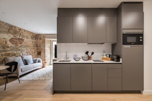 Apartamento básico | Cozinha privada | Geladeira grande, micro-ondas, cooktop, chaleira elétrica