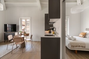 Apartamento empresarial | Área de estar | TV de tela plana