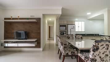 Apartamento | Área de estar | TV 40 polegadas com canais a cabo