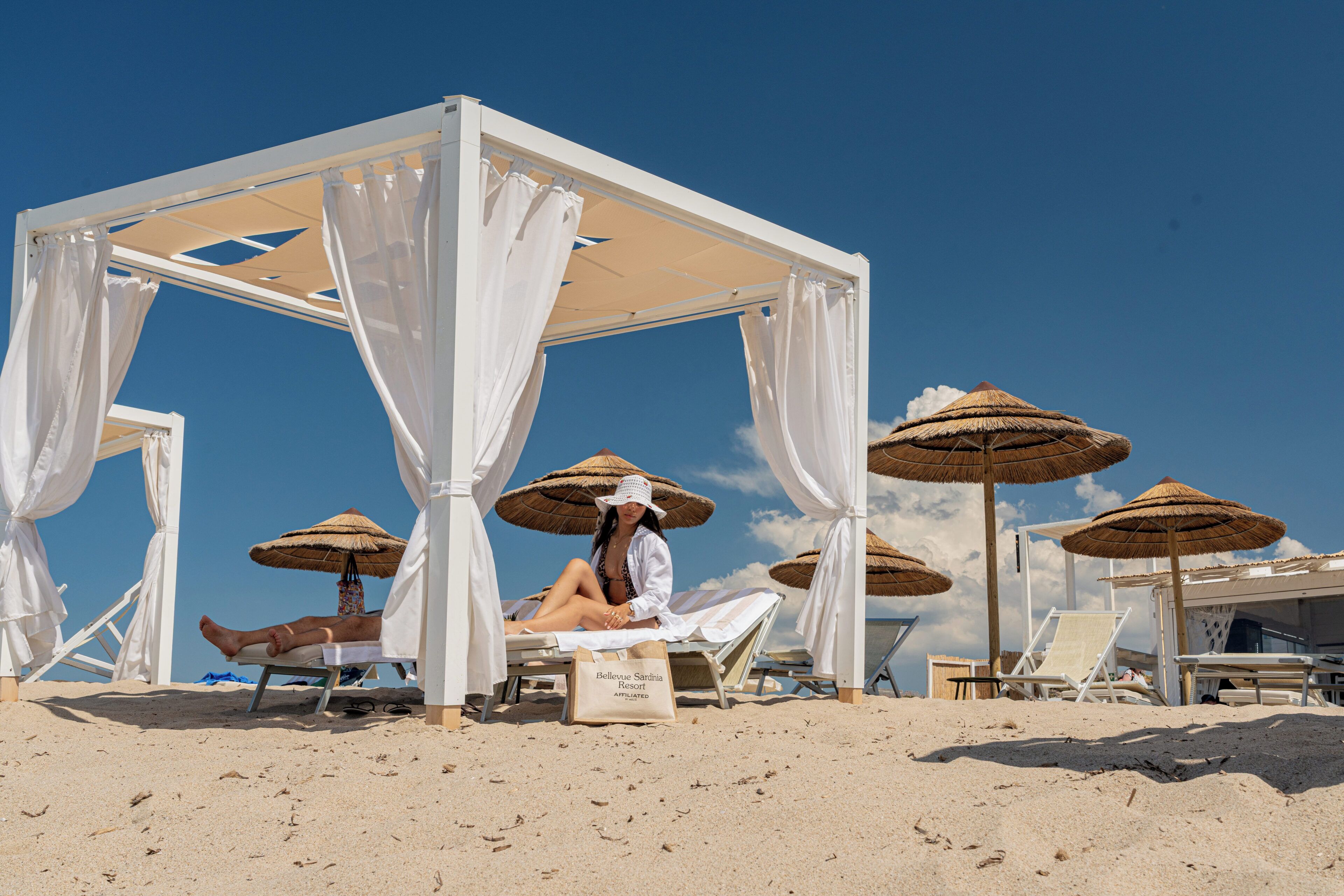 Uma praia privada, praia de areia branca, espreguiçadeiras 