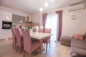 Apartamento | Sala de estar | Televisor de ecrã plano de 42 polegadas com canais por cabo 