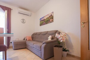 Apartamento | Sala de estar | Televisor de ecrã plano de 42 polegadas com canais por cabo