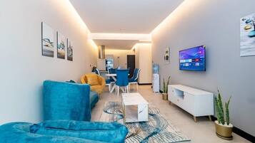 Apartamento Deluxe | Sala de estar | Smart TV de 24 polegadas com canais digitais