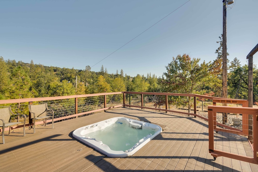 Waterfront Mariposa Vacation Rental W/ Hot Tub - Yosemite National Park, CA