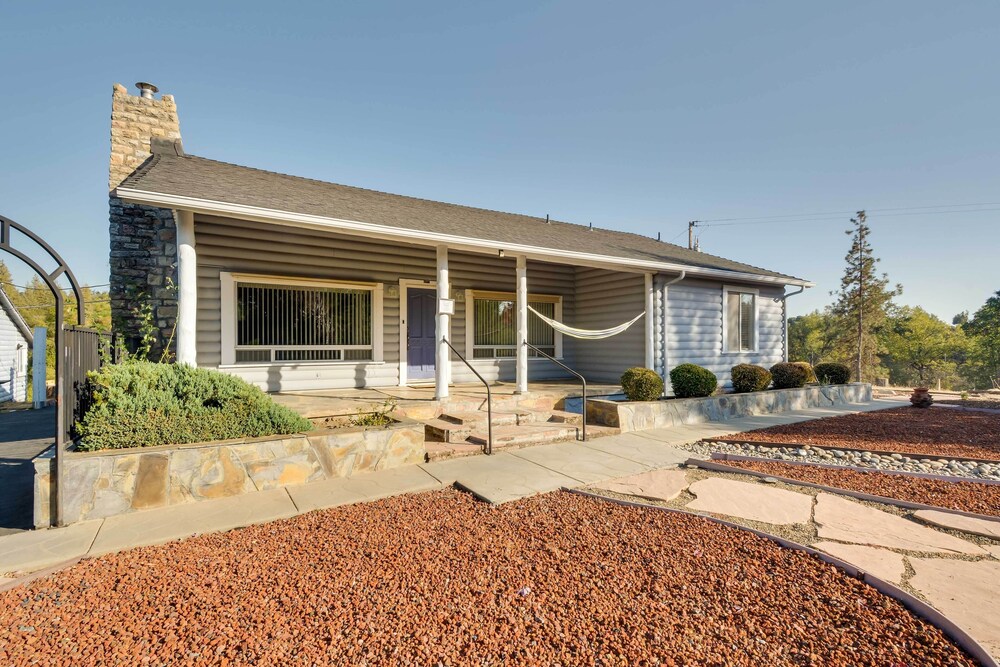 Waterfront Mariposa Vacation Rental W/ Hot Tub - Yosemite National Park, CA
