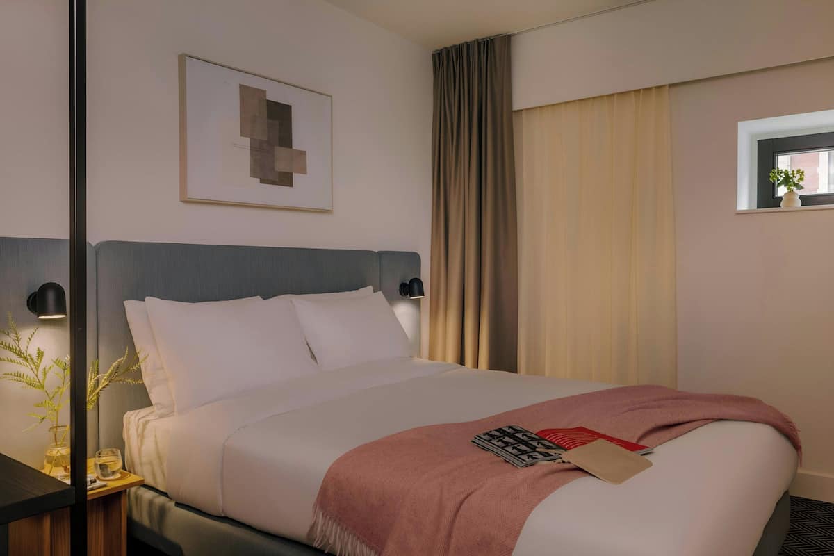1 quarto, com mobília individualizada