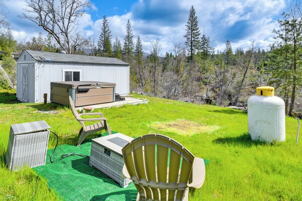 Waterfront Mariposa Hideaway: Hot Tub & Mtn Views! - Yosemite National Park, CA