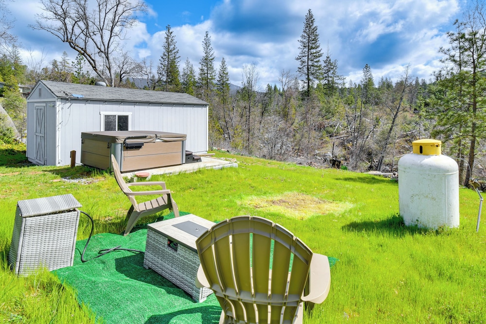 Waterfront Mariposa Hideaway: Hot Tub & Mtn Views! - Yosemite National Park, CA