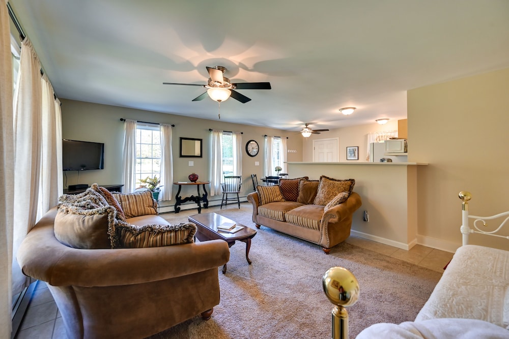 Quiet Killingworth Rental W/ Deck & Grill! - Madison, CT