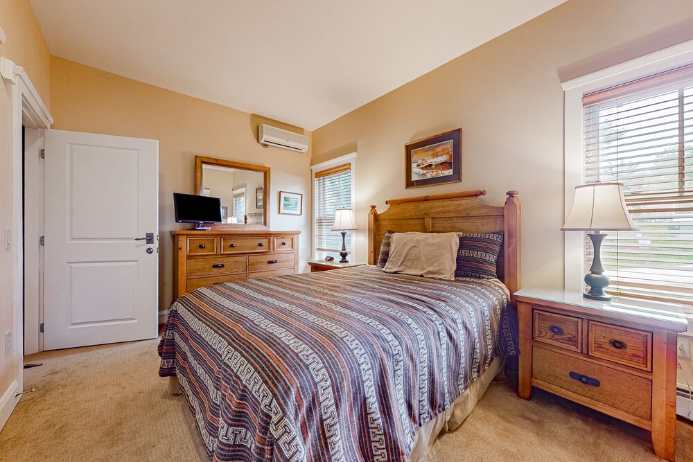 Ground-floor Apartment With Pool, Hot Tub, Tennis & Gym Access - Near Skiing - Vermont