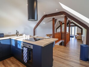 Geladeira, lava-louças, chaleira elétrica, torradeira