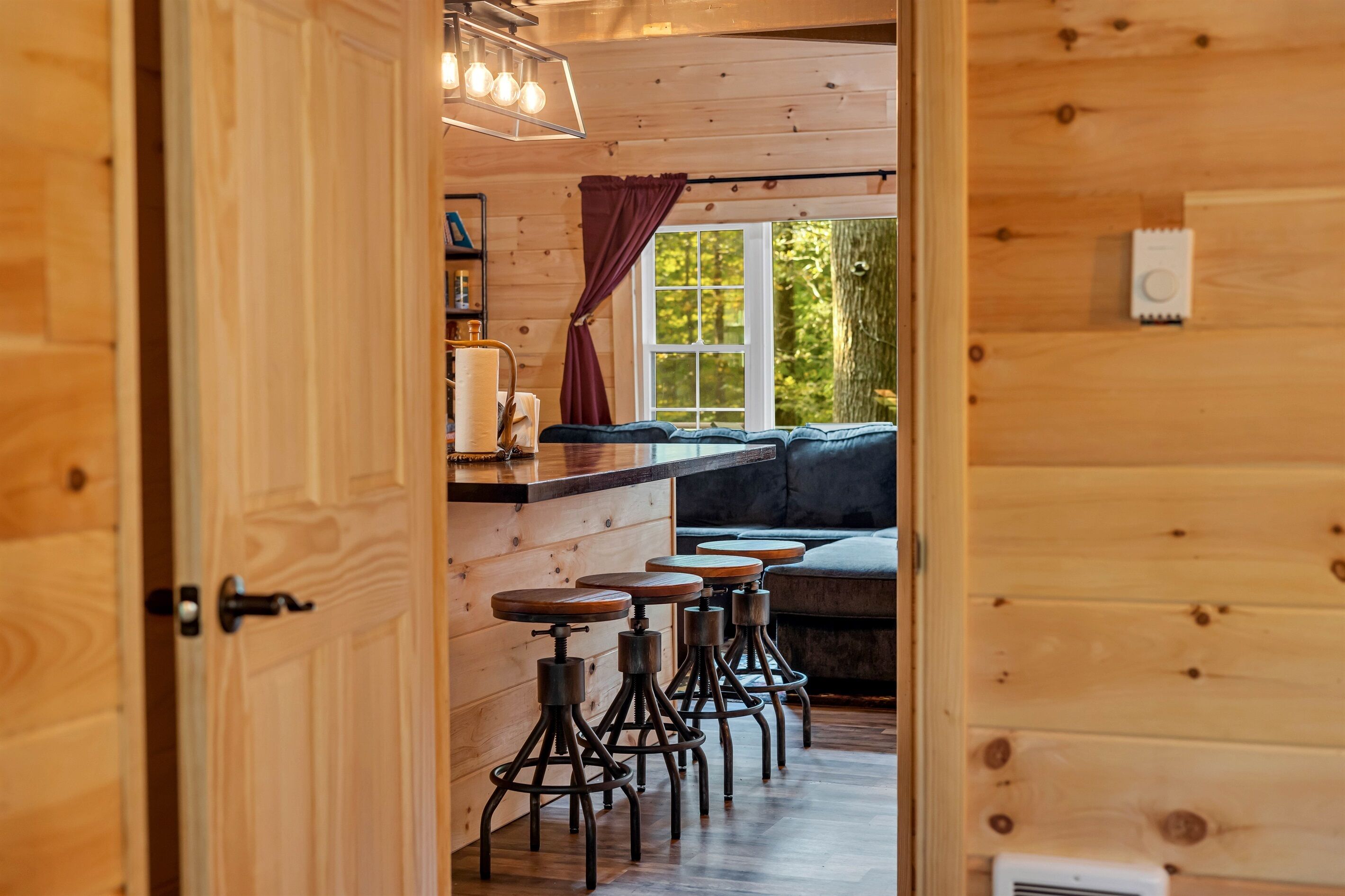 Pocono Chalet With Ac, Heating, Fireplace, Firepit, Wi-fi, Griddle Grill, Deck - Pocono Pines, PA