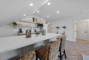 Suíte com design assinado, 4 quartos | Cozinha privada | Geladeira grande, micro-ondas, fogão, cooktop