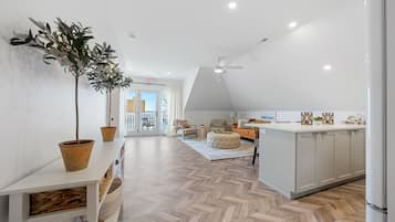 Suíte com design assinado, 4 quartos | Área de estar | TV de tela plana 42 polegadas com canais digitais