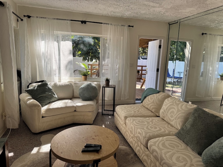 Charming 1-bedroom Cottage Steps From The Beach! Large Deck & Private Backyard - Caribbean