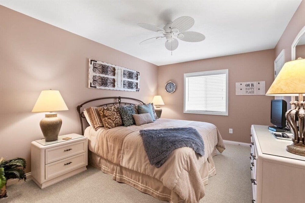 This Villa Is A 5 Bedroom(s), 4.5 Bathrooms, Located In Lafollette, Tn. - Norris Lake, TN