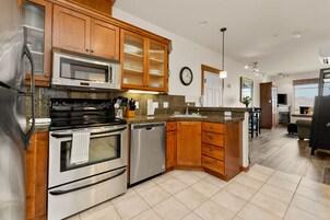 Suíte panorâmica, 1 cama Queen, vista para o campo de golfe | Cozinha privada | Geladeira grande, micro-ondas, fogão, lava-louças