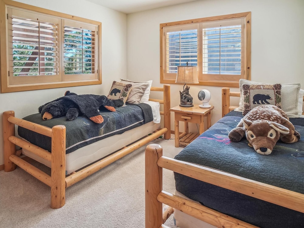 Bear Peak Cabin By Tahoe Getaways - 3br Pet-friendly Tahoe Donner W Hot Tub + Hoa - Truckee, CA