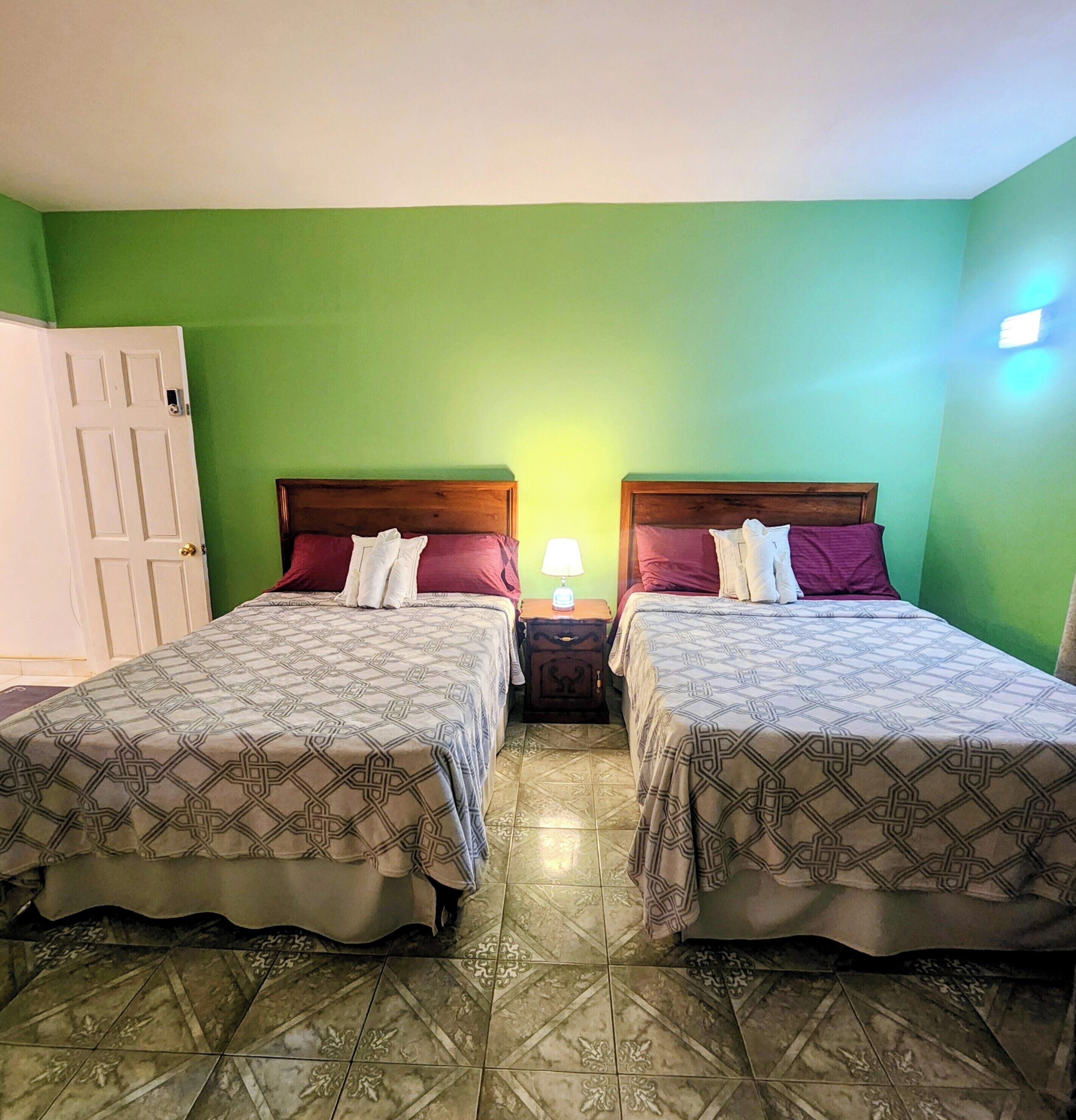 Quarto quádruplo básico | Cofres nos quartos, cortinas blackout, ferros/tábuas de passar roupa