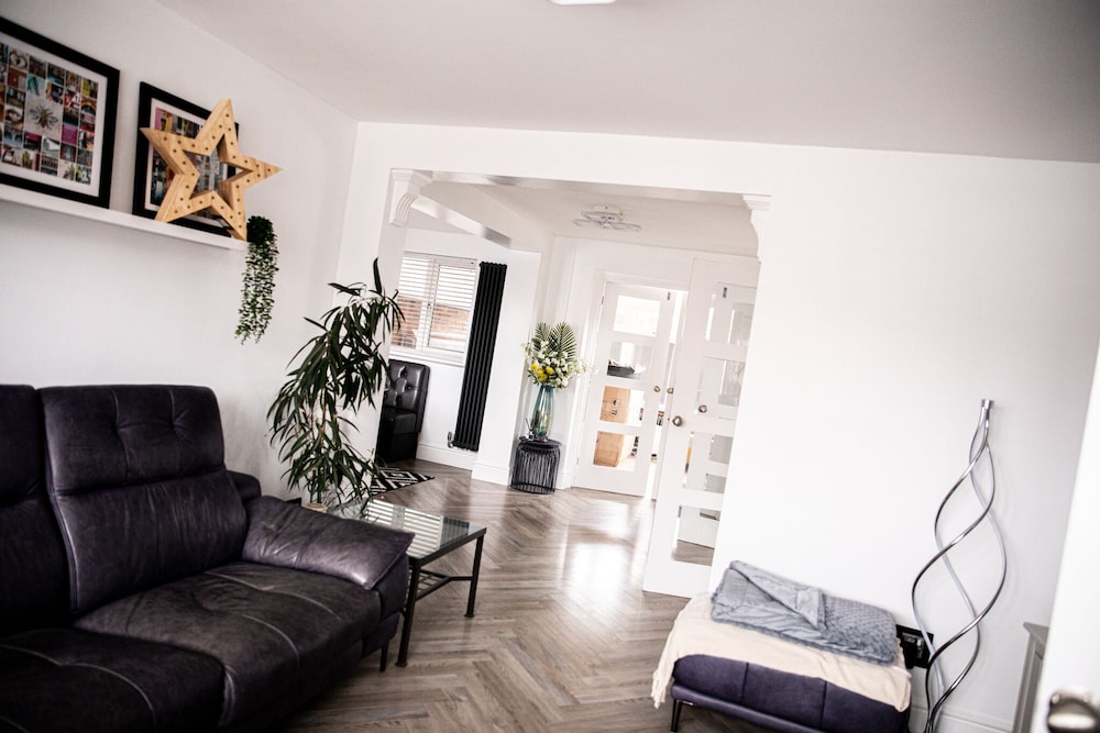 Inviting 3-bed House In Manchester - Stockport