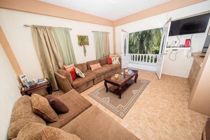 A Personalized & Spacious Hilltop Orchard Villa- 5 Min To The City. - Grenada