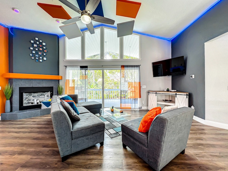 Amenity Paradise! Theater, Game-room, Mini Golf, Outdoor Bowling & Hot Tub! - Palm Harbor