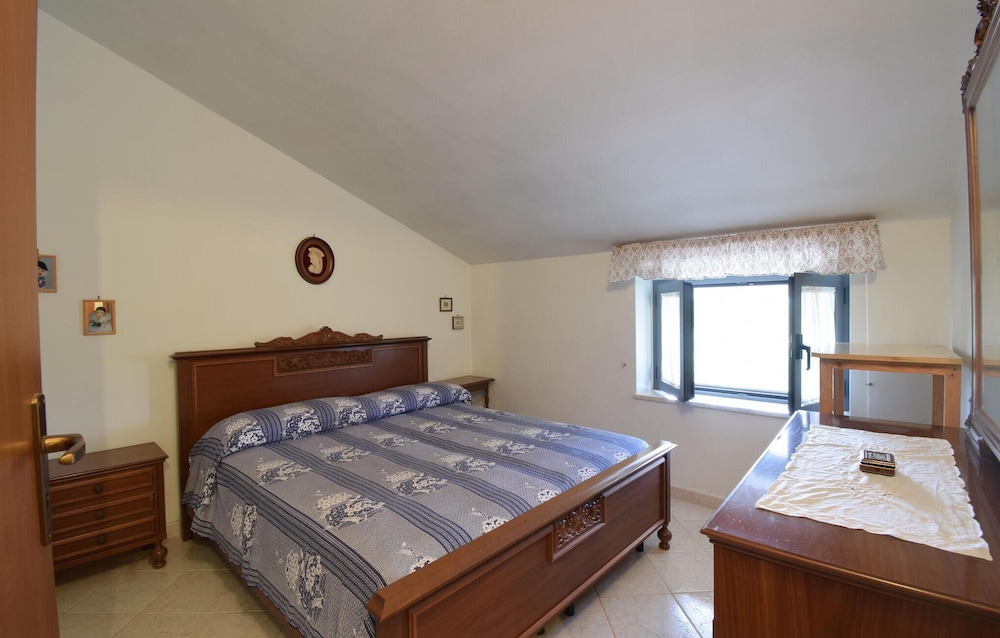 Bonita Casa De 3 Dormitorios En. - Fondi