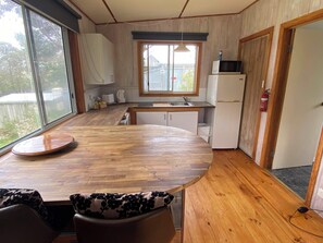 Cabana de Madeira Comfort | Cozinha privada | Um frigorífico/congelador grande, um micro-ondas, um forno 
