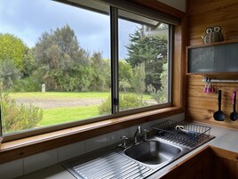 Suíte estúdio conforto, 1 cama Queen, para não fumantes, vista para o jardim | Cozinha privada | Geladeira grande, micro-ondas, fogão, cooktop