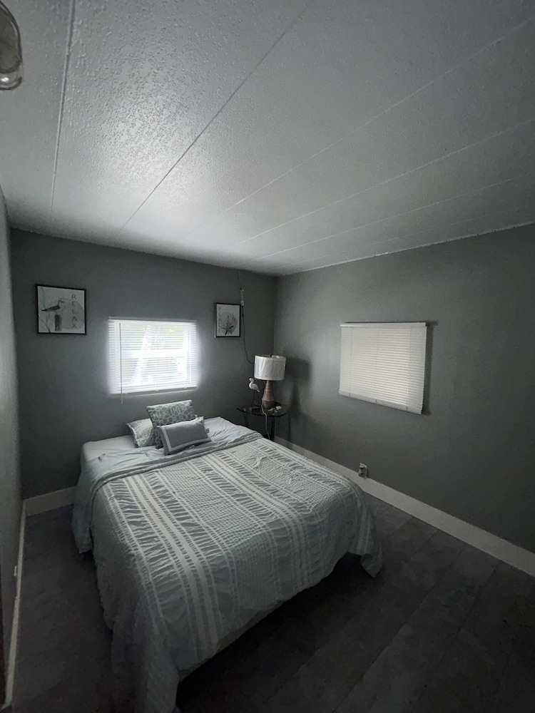Relaxing 2-bedroom Home With Gorgeous Views Overlooking The Water. - Florida
