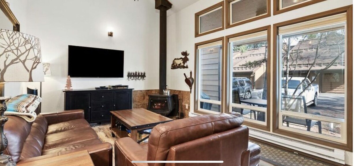 Bright & Comfortable Condo Close To Everything! Nice Wood Fireplace & Free Wifi! - Payette Lake, ID