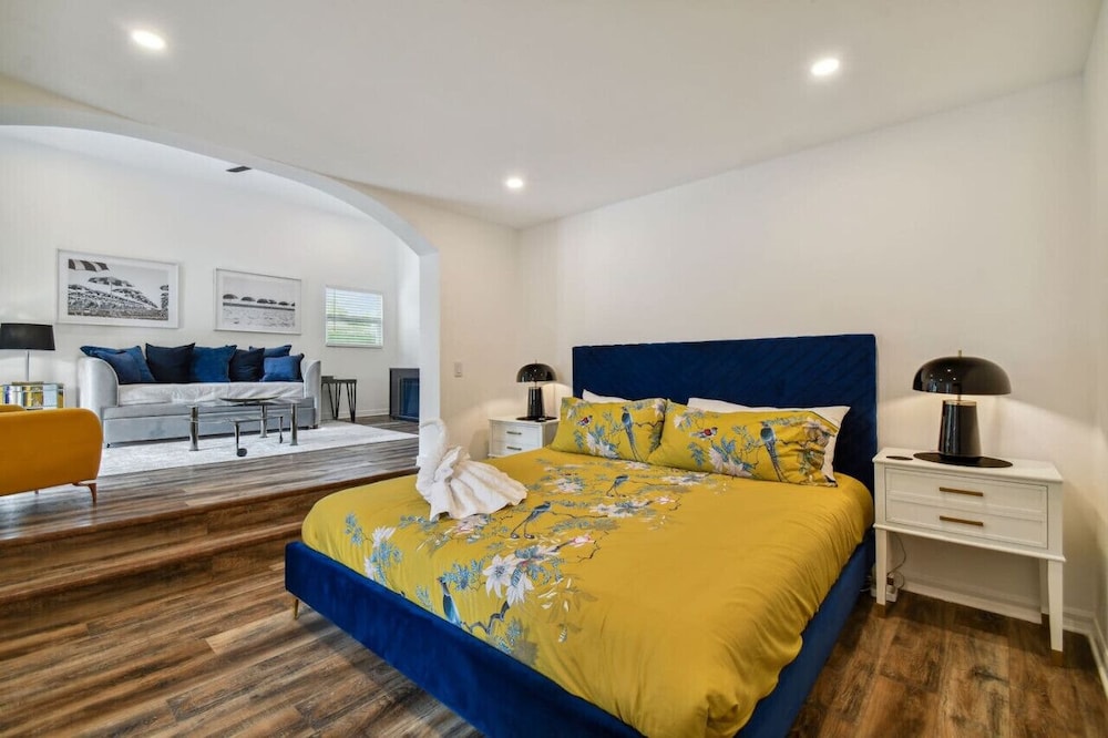 Clearwater Villa 6 Br, Heated Pool, Mini Golf, 4k Projector Lounge Theatre - Clearwater, FL