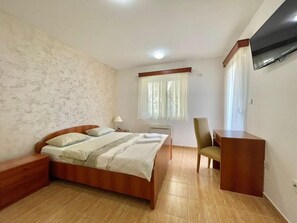 Apartamento Clássico | Roupa de alta qualidade, secretária, quartos insonorizados