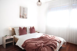 Apartamento Comfort | Com decoração personalizada, com mobília individualizada, secretária 