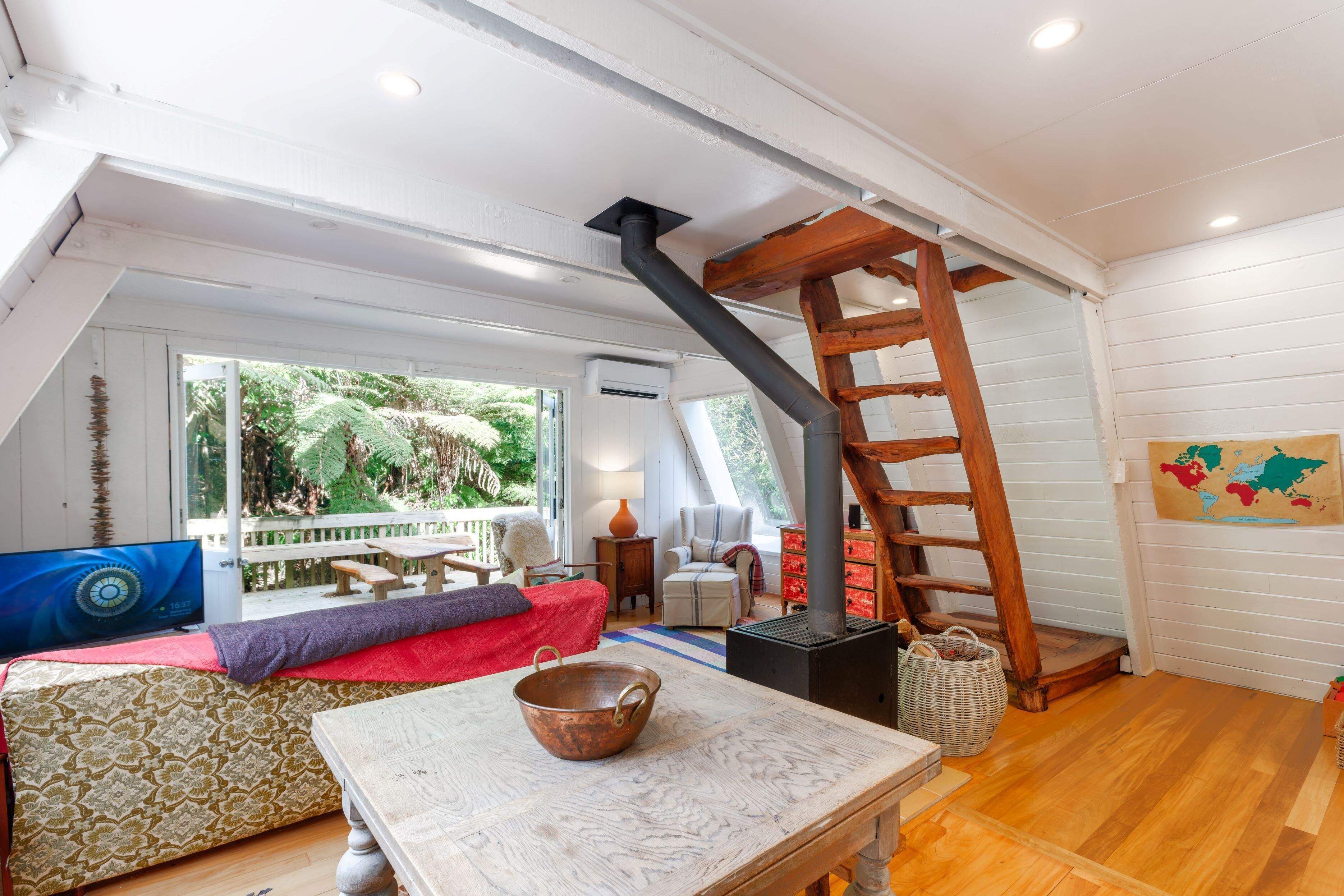 Enchanted Valley - Enchanted Valley Is A Gorgeous Cottage Plus Cabana In The Heart Of Waiheke Island. Located In A Peaceful Valley Section, The Sound Of The Birds Is Your Constant Companion. With Two Bedrooms And Four Beds, This Is Perfect For Up To - Waiheke Island