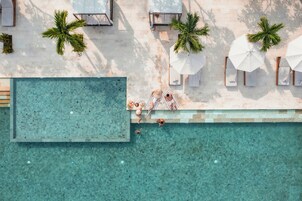 Piscina exterior, da(s) 7:00 à(s) 19:00, guarda-sóis, espreguiçadeiras 