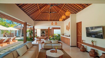 Villa, 3 quartos, piscina privativa | Sala de estar | Televisor LCD de 43 polegadas com canais digitais 