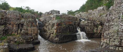 Formação rochosa natural com uma cascata.
