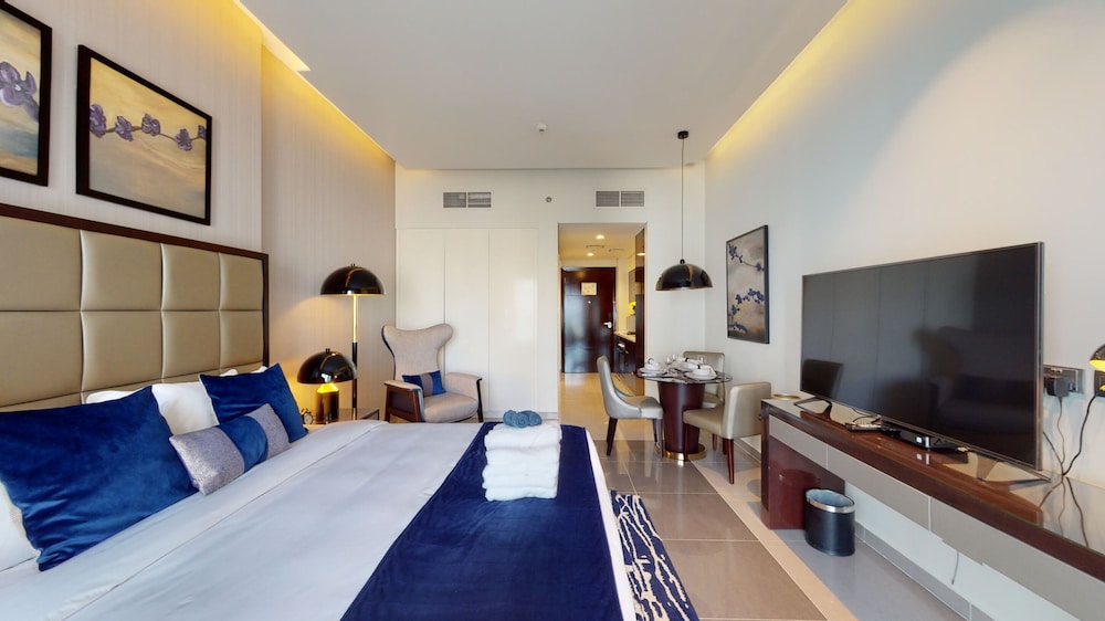 Elegant High-rise Studio | Pool And City Views - Dubai