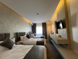 Quarto Triplo Superior | Roupa hipoalergénica, minibar, cofre no quarto, secretária 