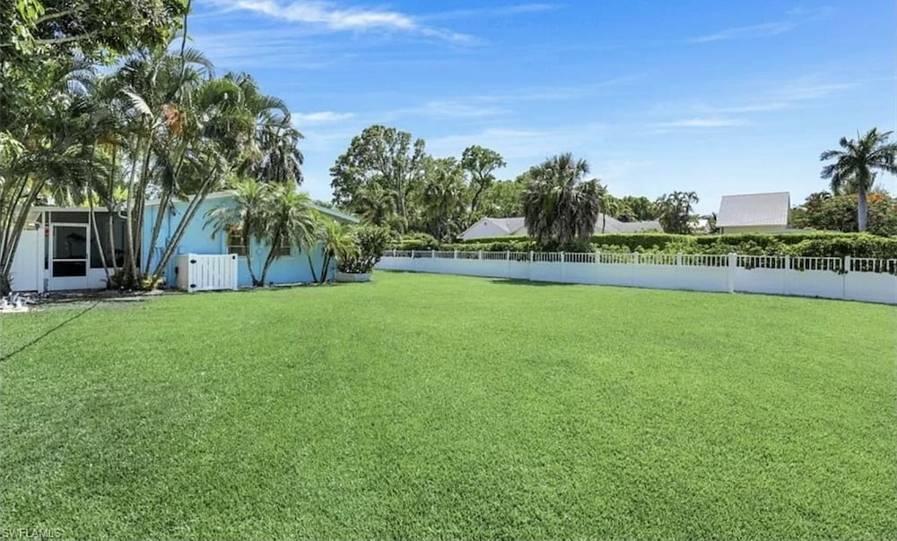 Coming Soon: Beach Bungalow, Old Florida In Olde Naples! Family And Pet Friendly - Naples, FL