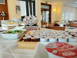 Café da manhã com buffet todos os dias (EUR 10 por pessoa) 