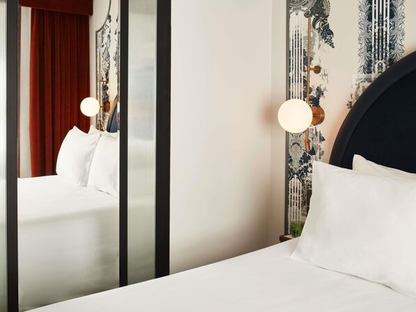 Quarto, 1 cama Queen (General Admission) | Frigobar, cofres nos quartos, quartos à prova de som