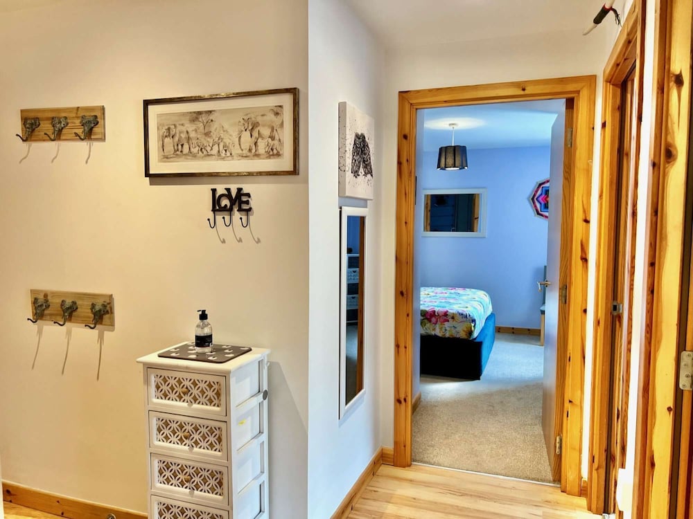 Inverness City Centre! Quiet And Spacious Family-sized Apartment W/lift - Inverness