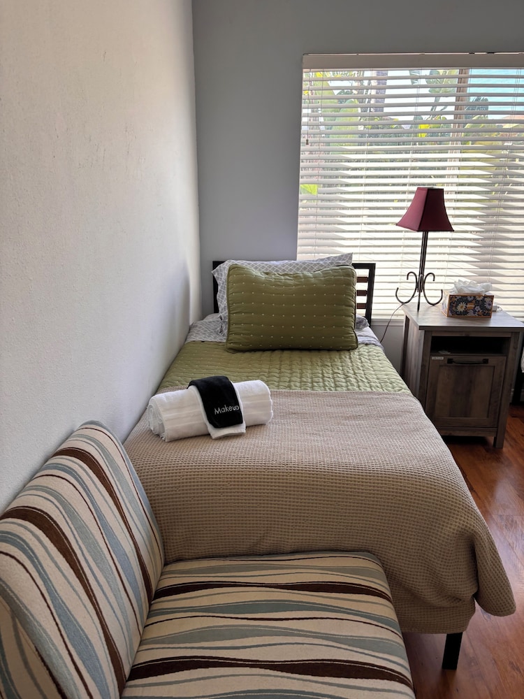 Sleeps 6 - 3 Bedroom - King - Queen - 2 Twins - Jacuzzi - Full Kitchen - Laundry - Thousand Oaks, CA
