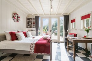 Quarto casal luxo, vista para o jardim, no piso térreo | Cofres nos quartos, cortinas blackout, quartos à prova de som