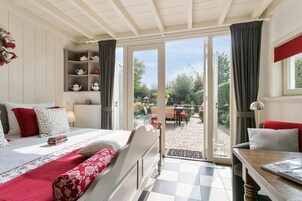 Quarto casal luxo, vista para o jardim, no piso térreo | Cofres nos quartos, cortinas blackout, quartos à prova de som