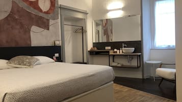 Quarto Duplo Deluxe | Edredões de penas, camas de colchão viscoelástico